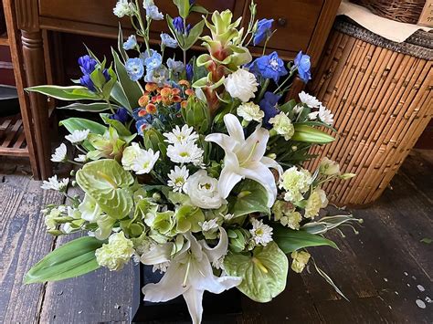 パステルカラーの台付御供アレンジ「flower Shop Chloris（くろりす）」｜【イーフローラ】フラワーギフトや花の宅配、送料無料も多数