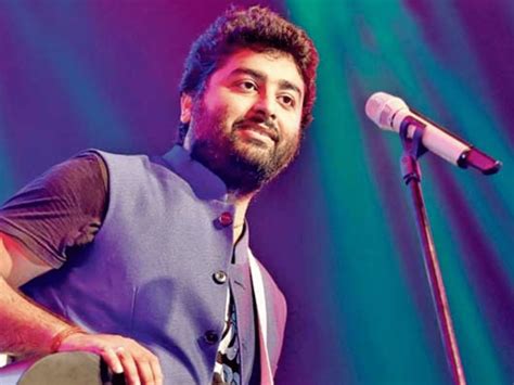 Arijit Singh Blasts Security Guard After He Holds A Female Fans Neck