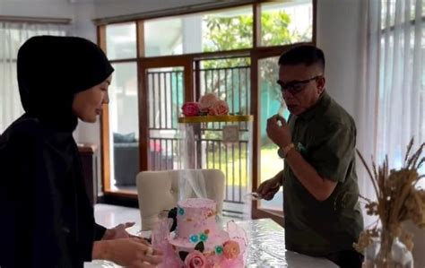 Anniversary Bersama Steffy Irwandi Yusuf Cicipi Kue Pakai Tangan Kiri