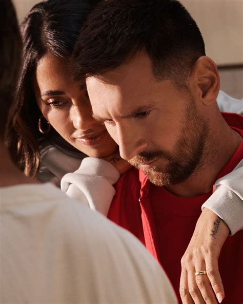 Antonela Roccuzzo Y Lionel Messi Lucieron Unos Conjuntos Deportivos En