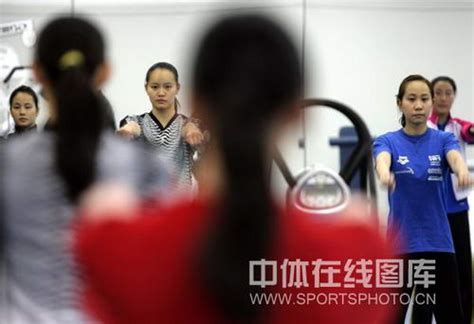 图文：中国花游队在京训练 队员们在集体训练中 搜狐体育