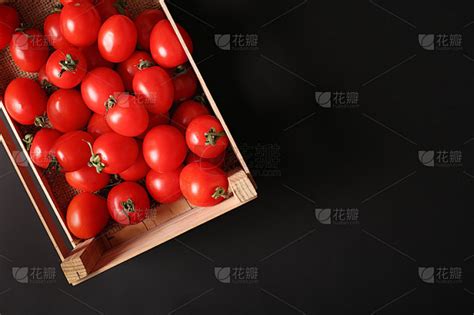 熟透的西红柿装在木盒子里在一张木桌上
