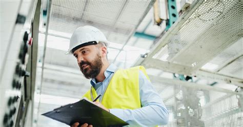 공장에서 클립보드를 들고 일하는 성숙한 산업 남자 엔지니어의 초상화 복사 공간 사진 Unsplash의 클립보드 이미지