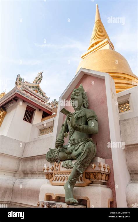 Golden chedi (stupa) of Wat Bowonniwetwiharn Ratchaworawiharn (Wat ...