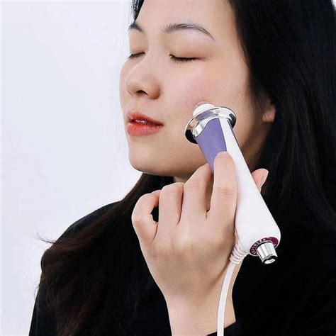 Купить Импульсный аппарат для лифтинга лица от морщин Derma Wand Pro ...