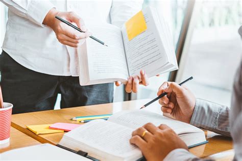 도서관에서 함께 공부 하 고 읽는 고등학교 또는 대학생 들 공부에 대한 스톡 사진 및 기타 이미지 공부 교습 교실