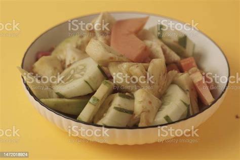 Rujak Buah는 신선한 열대 과일로 구성된 인도네시아 디저트입니다 그것은 야자 설탕 타마 린드 칠리 마늘 및 소금으로 만든