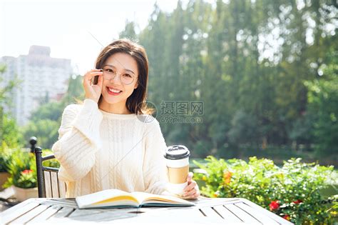 喝咖啡的女大学生高清图片下载 正版图片501427934 摄图网