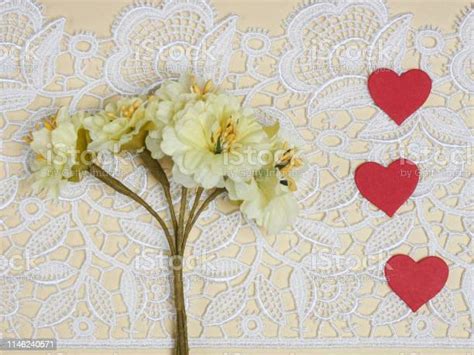 꽃과 3 개의 붉은 마음을 가진 베이지색 배경 매크로에 흰색 끈 금선세공에 대한 스톡 사진 및 기타 이미지 금선세공 기울어진 꽃 식물 Istock