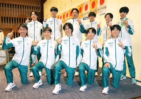 記念撮影する青学大の選手たち。（前列左から）荒巻、黒田、太田、佐藤、若林、（後列同）野村、山内、原監督、塩出、倉本、宇田川。佐藤、山内、倉本が
