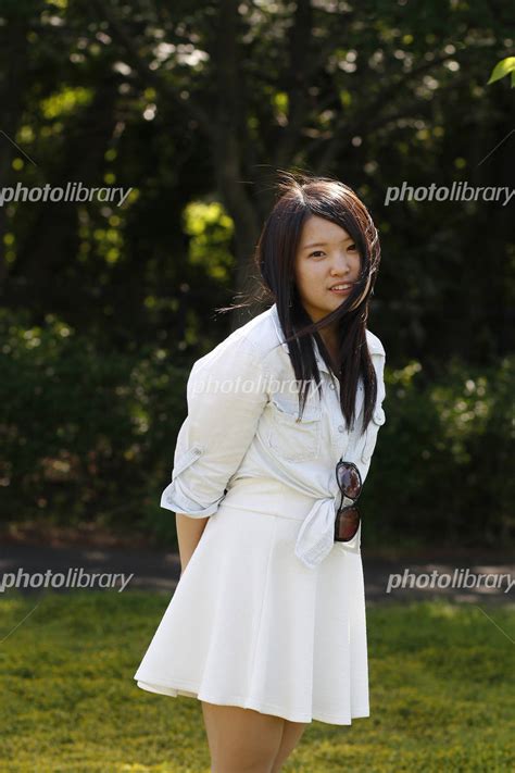 公園の女子高生 写真素材 3129478 フォトライブラリー photolibrary