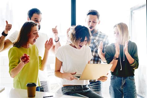 성공적인 프리랜서 팀 투자자에서 긍정적인 대답의 수신 축 하 합니다 젊은 기업가의 그룹은 행복 비즈니스 파트너 로부터 좋은 뉴스 개념에 대한 스톡 사진 및 기타 이미지