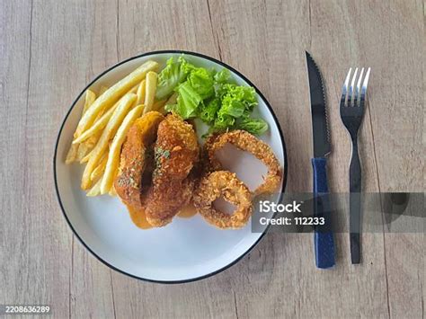 치킨 코르동 블루는 훈제 소고기와 닭고기를 치즈로 감싸고 Bbq 소스를 곁들인 감자튀김 양파 샐러드입니다 음식 메뉴 상의 모습 0명에 대한 스톡 사진 및 기타 이미지