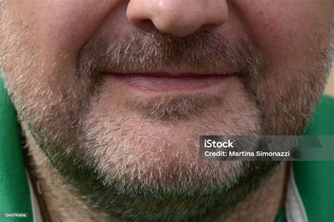 좁은 입술을 가진 중년 남자의 3 일 전체 수염의 얼굴에서 얼굴을 맞대고 가득 찬에 대한 스톡 사진 및 기타 이미지 가득 찬 개념 개념과 주제 Istock