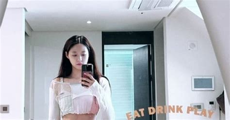 설현 거울 셀카로 전한 근황환상적인 허리골반 라인