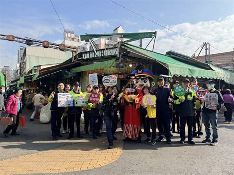 警所長巧扮財神爺敲鑼掃街 結合民力推防詐與交通安全宣導 蕃新聞