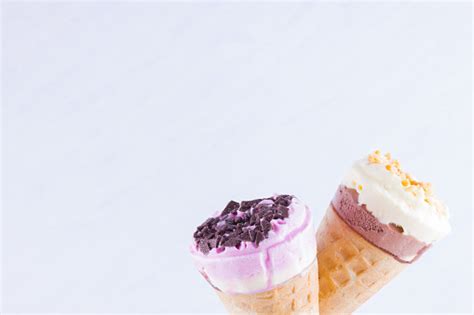 흰색 바탕에 초콜릿과 견과류와 아이스크림 유리에 두 개의 아이스크림 콘 와플 콘에 있는 여름 우유 디저트 복사 공간 미국에 대한 스톡 사진 및 기타 이미지 Istock