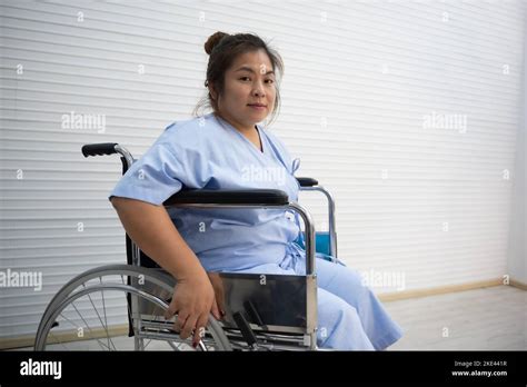 Femme Assise Sur Un Fauteuil Roulant Banque De Photographies Et D