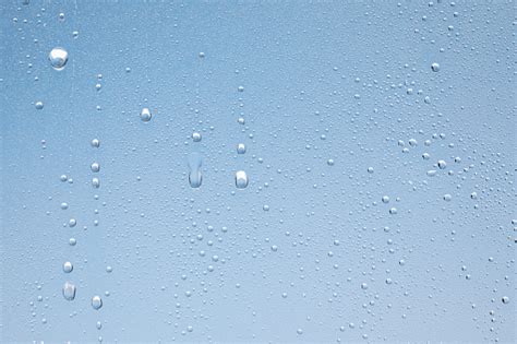 유리에 응축 또는 빗방울 푸른 배경에 물이 떨어지는 얼음 차가운 서리가 내린 유리 마시기에 대한 스톡 사진 및 기타 이미지 마시기 마실 것 술 마실 것 Istock