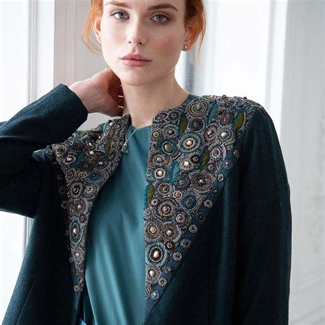 На данном изображении может находиться 1 человек часть тела крупным планом Fashion Attire