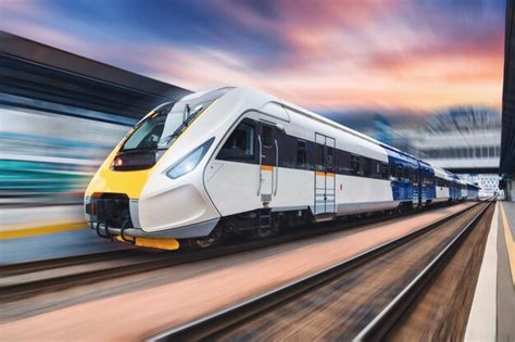 Treno ad alta velocità in movimento sulla stazione ferroviaria al