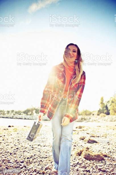행복한 성인 여자 옷을 입고 빈티지 패션 산책 에 해변과 운반 오래 된 라디오 여자에 대한 스톡 사진 및 기타 이미지 여자