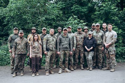 Командир Бригади «Рубіж НГУ підполковник Дмитро Бухало вручив нагороди військовослужбовцям