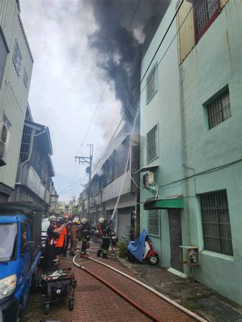 台南市安南區民宅失火 竄出大量濃煙消防人員搶救 社會萬象 社會 聯合新聞網