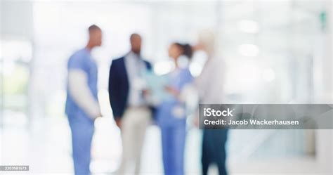 흐림 병원 복도 및 의료 보험에서 의사 및 그룹과 팀워크 조언 및 대화 사람 직원 및 클리닉 의료 서비스 및 선택과 도움을 통한 의사 결정 25 29세에 대한 스톡 사진 및