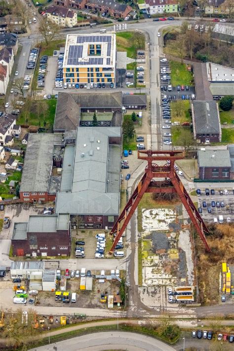 Wanne Eickel von oben Förderanlagen und Bergbau Schacht Anlagen am Förderturm der Zeche