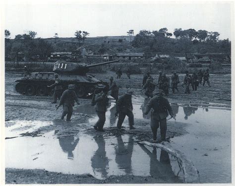 1955年1月开始实行国防部颁布的中国人民解放军薪金津贴暂行办法长期实行的供给制为军官薪金制所代替 图为实行三大制度后的官兵们以