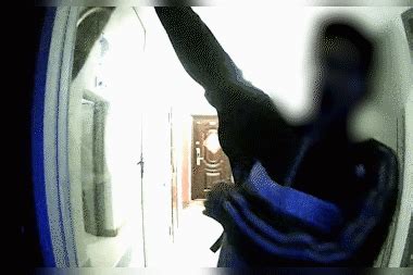 江苏陌生男子深夜在别人家门口徘徊 四处摸索东张西望