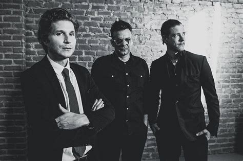 ¡interpol Celebrará Los 15 Años Del Turn On The Bright Lights En La