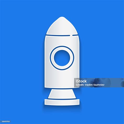 파란색 배경에 격리 된 종이 컷 로켓 선박 아이콘 우주 여행 종이 아트 스타일 벡터 Launch Party에 대한 스톡 벡터