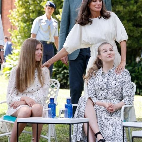 La Reina Letizia en un gesto cariñoso con la Princesa Leonor y la