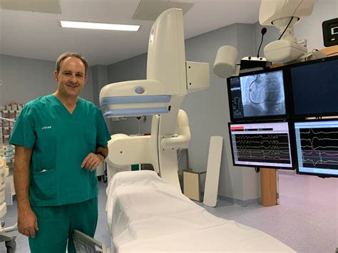Vithas combina dos técnicas para intervenir percutáneamente a una paciente con enfermedad