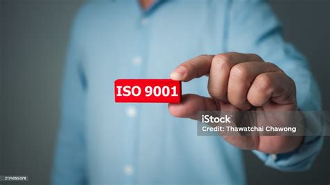 Iso 9001 표준 인증 표준화 품질 관리 개념 조직의 인증 및 품질 관리를위한 Iso 9001 아이콘을 보여주는 사업가 재정