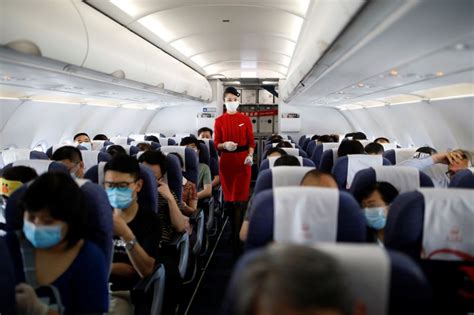 17 cosas que se deben evitar al viajar en avión según los tripulantes