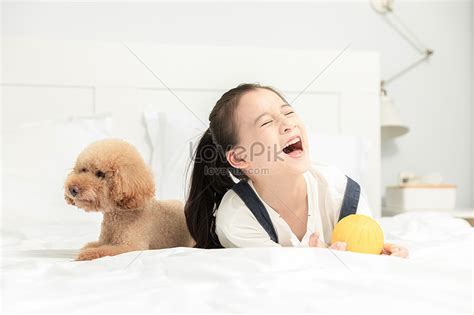 강아지와 함께 재생하는 어린 소녀 사진 무료 다운로드 Lovepik