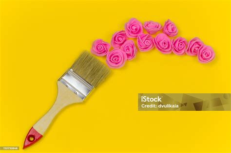 활기찬 노란색 배경에 장미 꽃의 꽃다발과 평면 누워 페인트 브러시 노란색 배경에 대한 스톡 사진 및 기타 이미지 노란색 배경