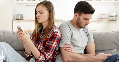 3 Text Messages To Save Your Marriage And 3 To Avoid At ALL Costs