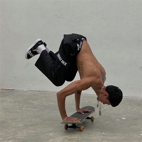 Pin By 𝙔𝙤𝙪 𝙨𝙖𝙫𝙚 𝙗𝙪𝙣𝙣𝙮🐰 On Скейт Body Reference Poses Men In Socks