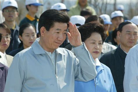 [노무현사료관] [제58회 식목일 행사에서 손으로 햇빛을 가리는 노무현 대통령]