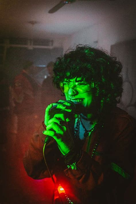 위에 보는 동안 검은 동적 마이크를 들고 소녀 · 무료 스톡 사진