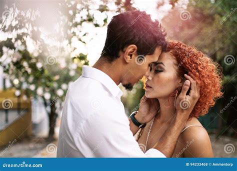 Pares Jovenes En Una Actitud Sensual Al Aire Libre Foto De Archivo Imagen De Abrazo Feliz