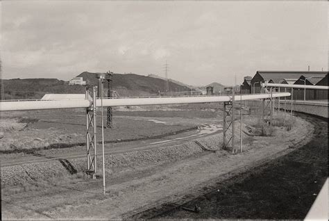 가공 공장 강철 건물 건설 건축 경치 고 대비 공장 교통 금속 기계 기계의 기술 농촌의 도시의 머리 위 파이프라인 보수 블랙 앤 화이트 빈