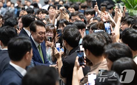 저출산고령사회위 회의 마치고 Hd현대 직원과 인사 나누는 윤석열 대통령 뉴스1