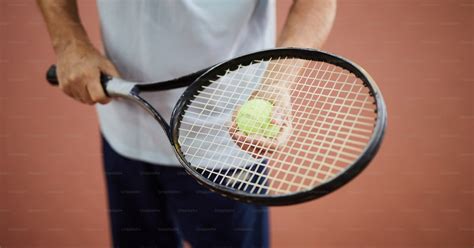 경기장에 서 있는 동안 라켓과 공을 들고 있는 현대 테니스 선수 사진 Unsplash의 테니스 이미지