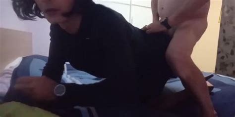 Sara Casada Follada Por Dos Hombres Seguidos Llenandola De Leche Cuando Su Marido No Esta En