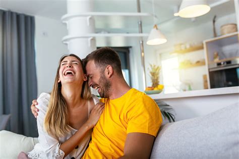 행복한 커플 또는 결혼 생활은 집에서 소파에서 포옹하고 즐기는 것 20 24세에 대한 스톡 사진 및 기타 이미지 20 24세 2명 30 34세 Istock